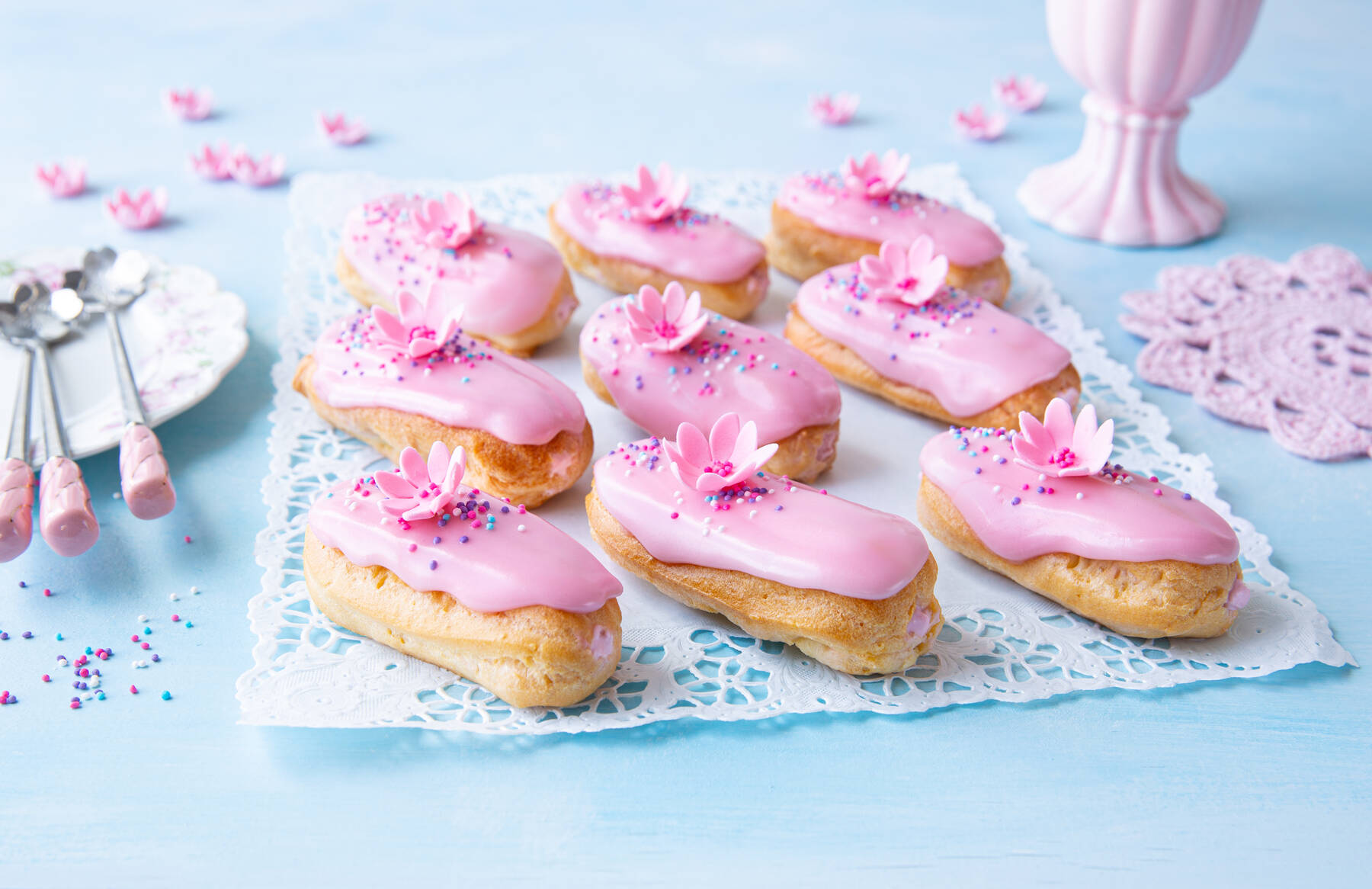 Kinuskikissan kirsikkaiset eclair-leivokset - Valio