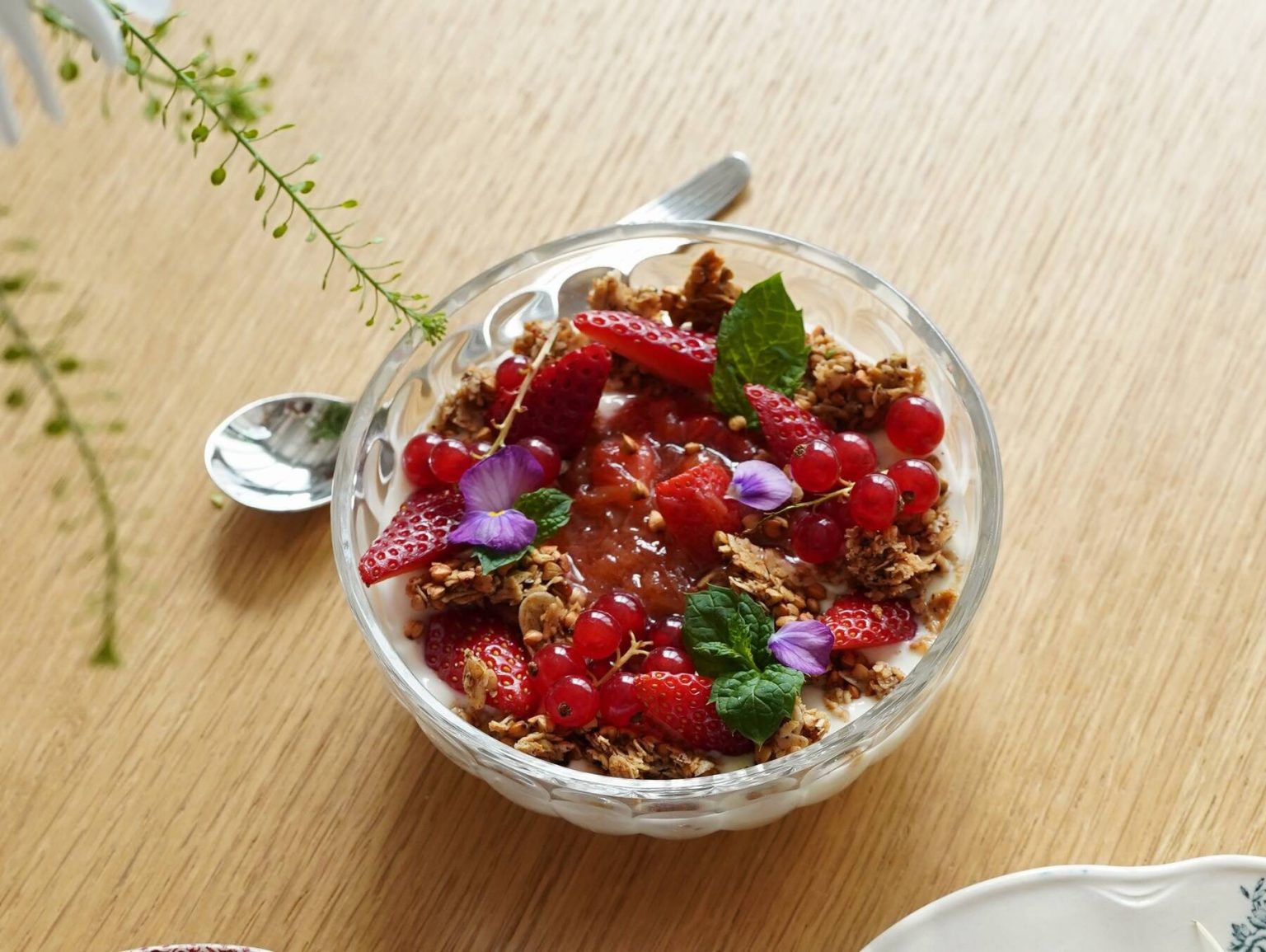 Bella Tablen raparperi-jogurtti bowl - Valio