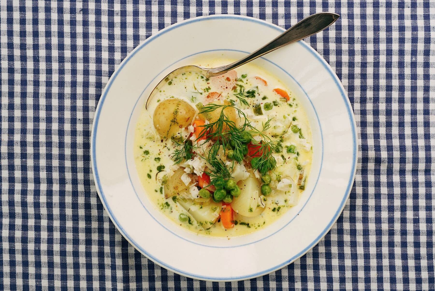 Emilin kesäkalakeitto yrttiöljyllä - Valio