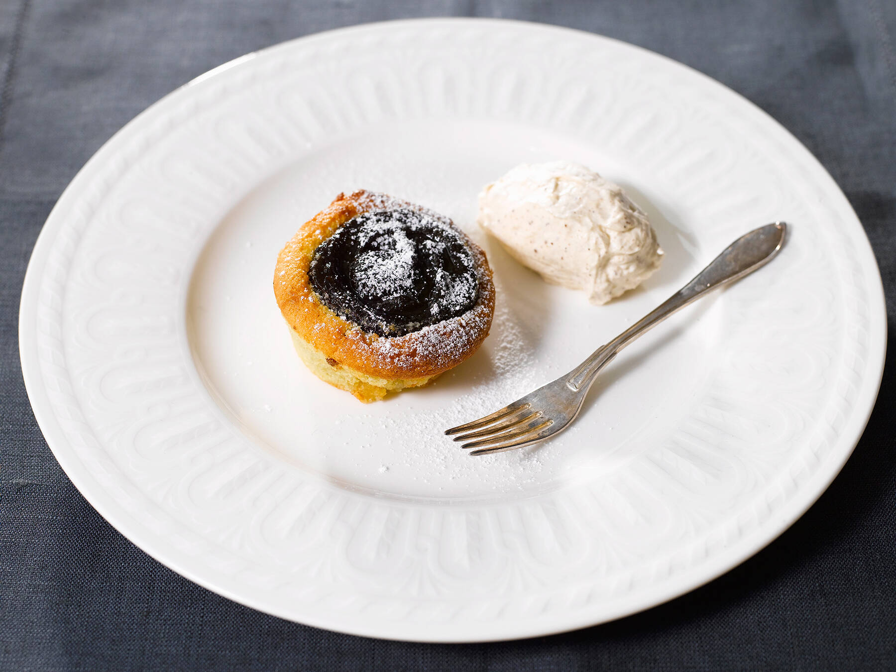 Luumu frangipane ja kanelimoussea - Valio Aimo