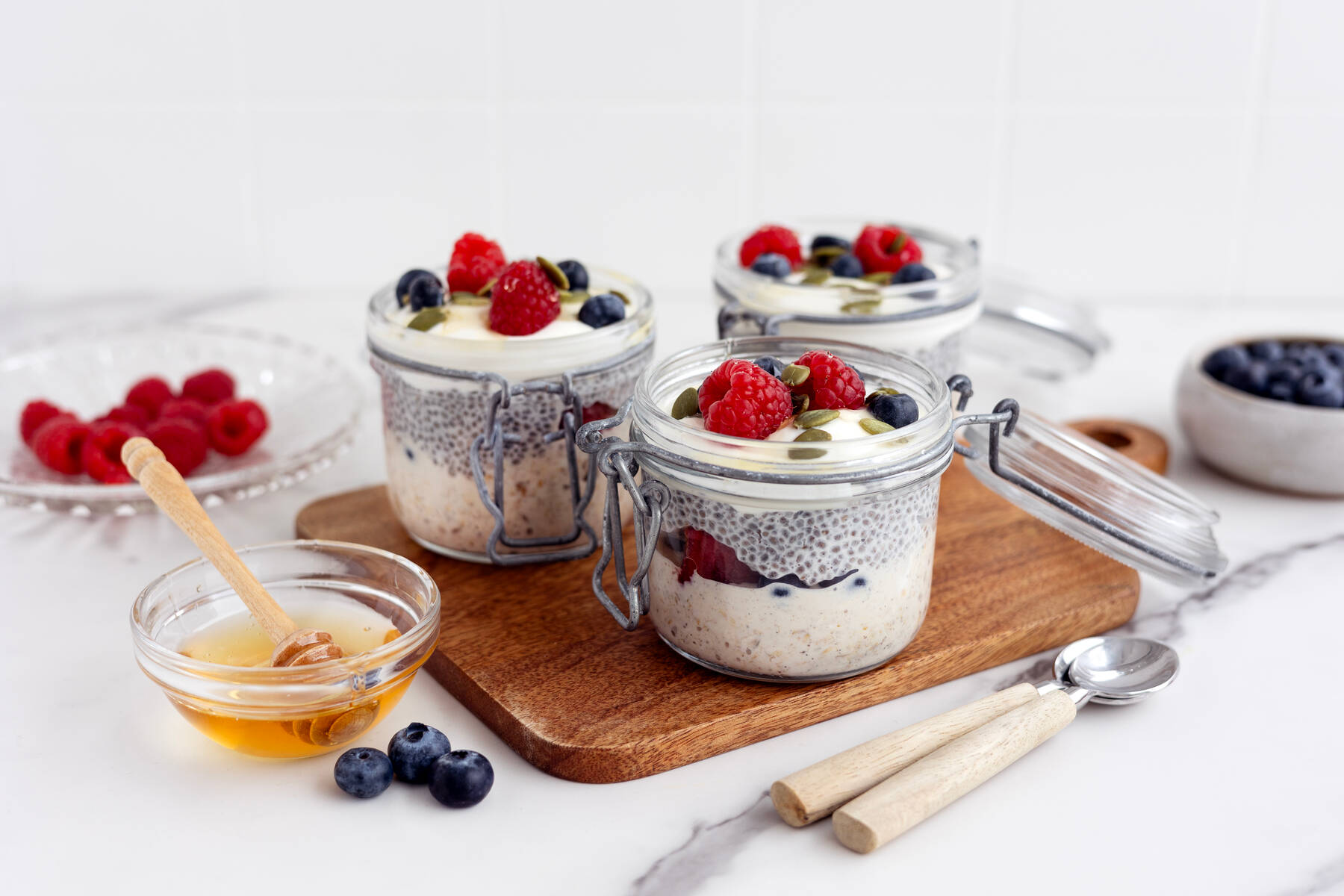 Preppfrukost med overnight oats och chiapudding - Valio Sverige