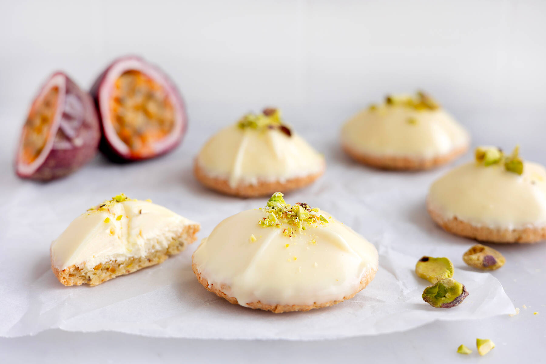 Biskvi med passionsfrukt och pistage - Valio Sverige