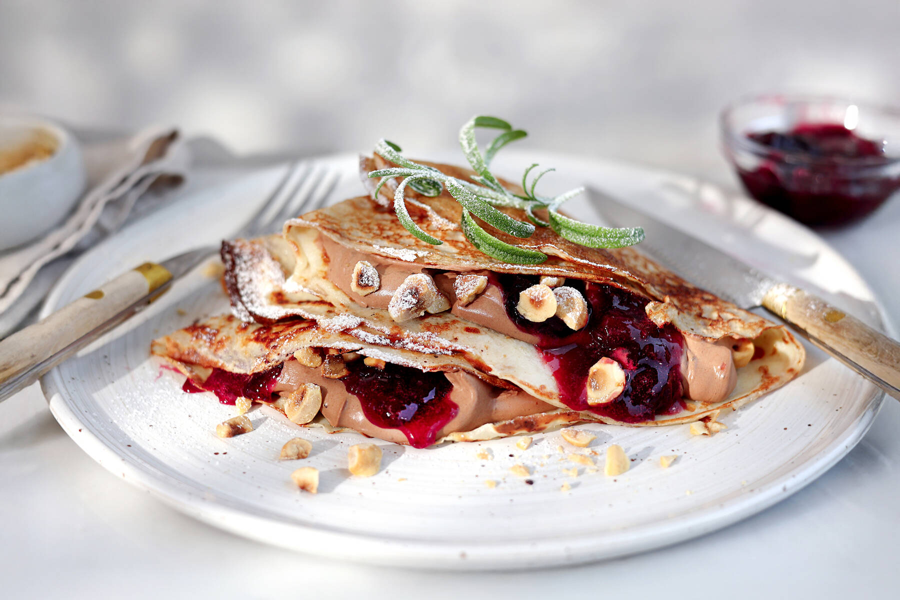 Crêpes med chokladgrädde och körsbärssylt - Valio Sverige