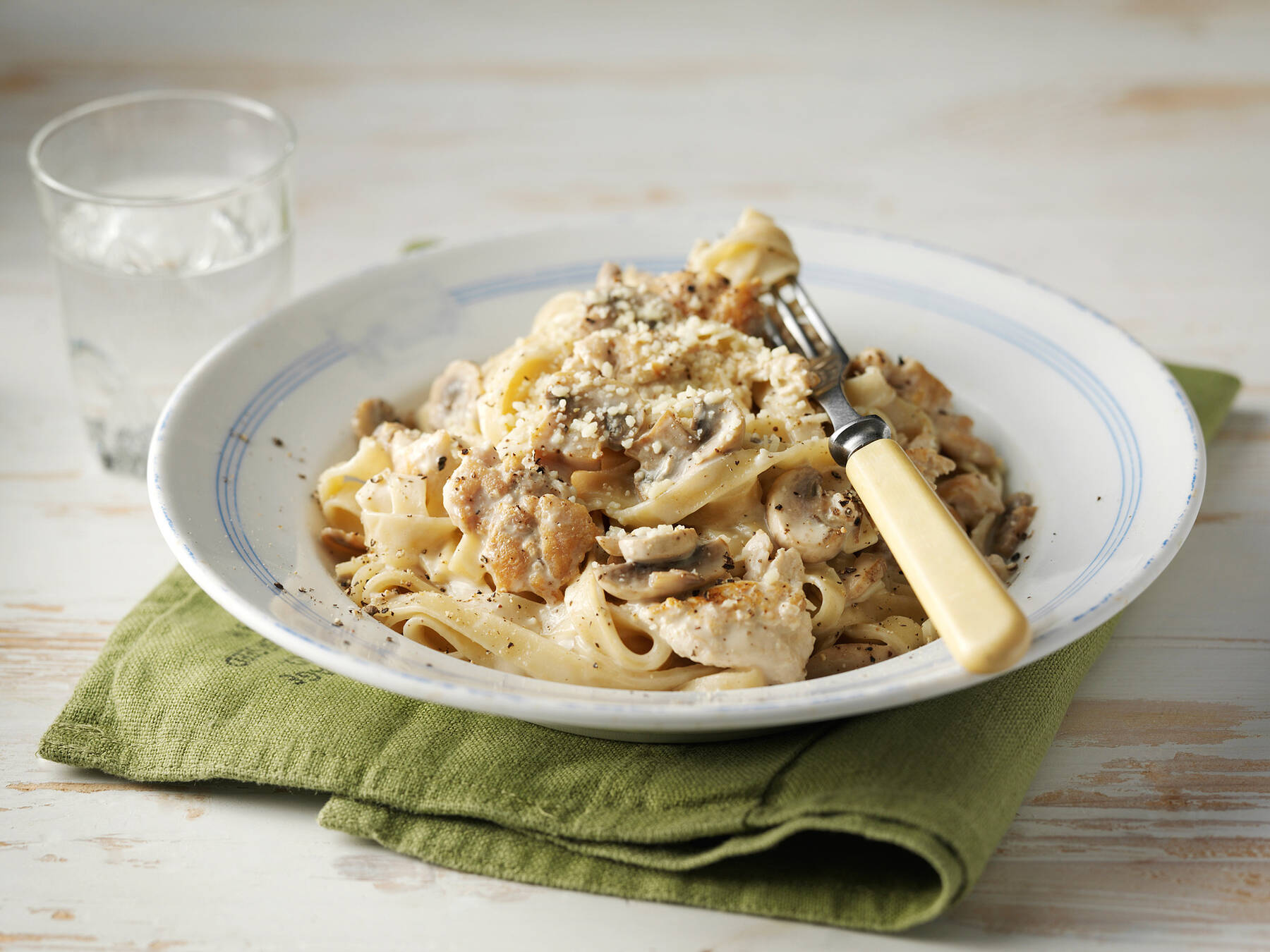 Kycklingpasta med svamp och ostsås - Valio Sverige